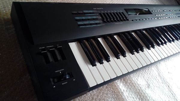 ROLAND JV-90 SYNTH 76 KEYS JV90 - RARE - SynthCloud